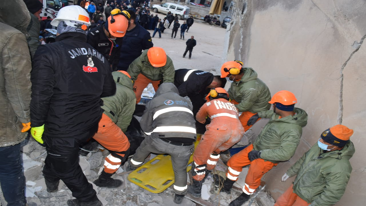 India helping turkey NDRF teams conduct Search and rescue operation in Nurdagi-तुर्की को आफत से ...