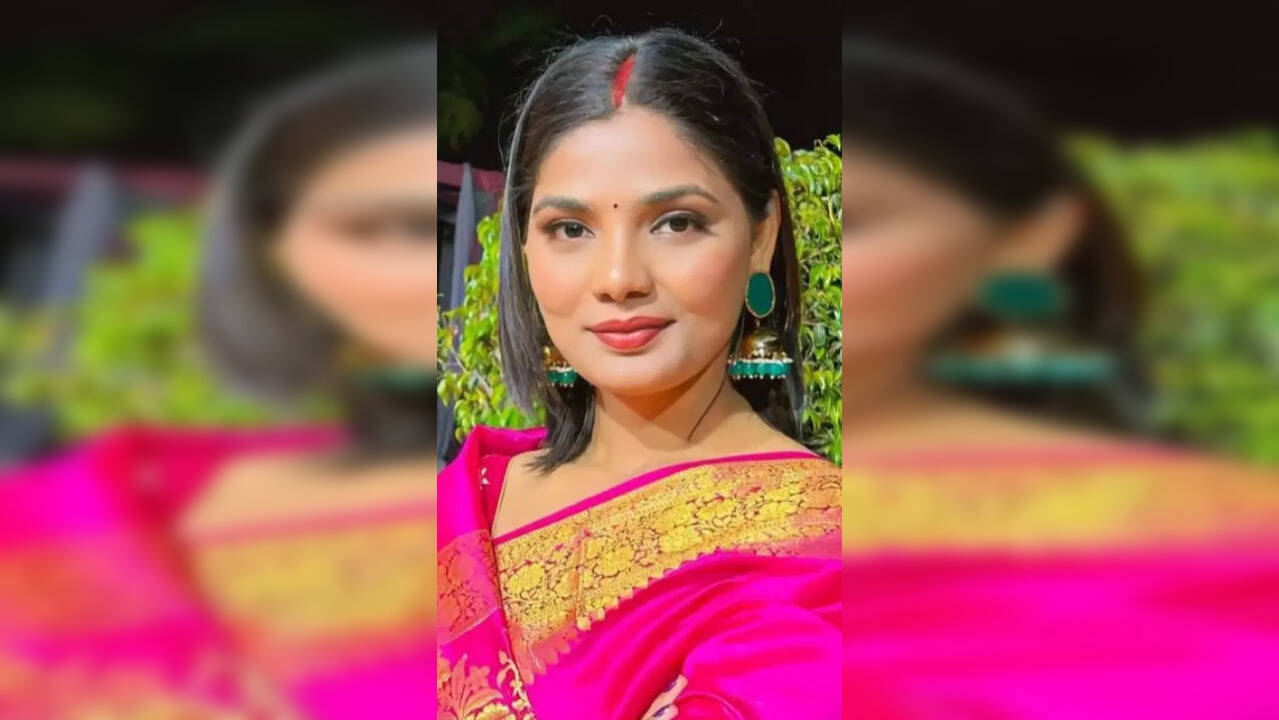 Neha singh rathore age husband name caste News: Who is UP mein ka ba ...