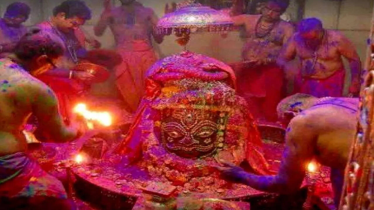 Holi Festival 2023 Holi first lit in the courtyard of Baba Mahakal ...