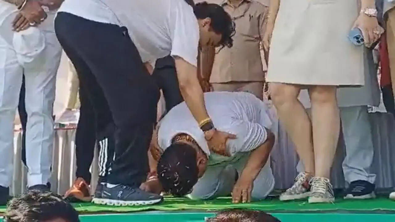 Praduman Singh Tomar Viral Video: When Madhya Pradesh Minister touches ...