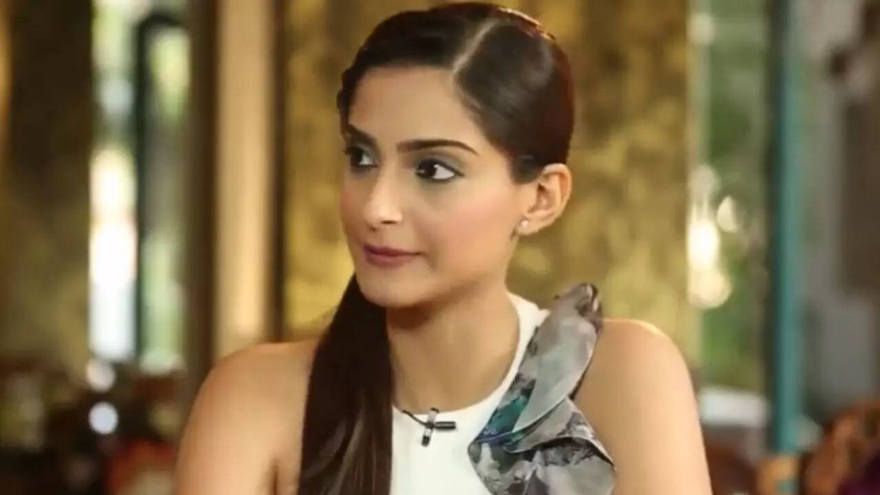 sonam kapoor and rajkumar talking on nepotism video viral on social media user make fun of her ...