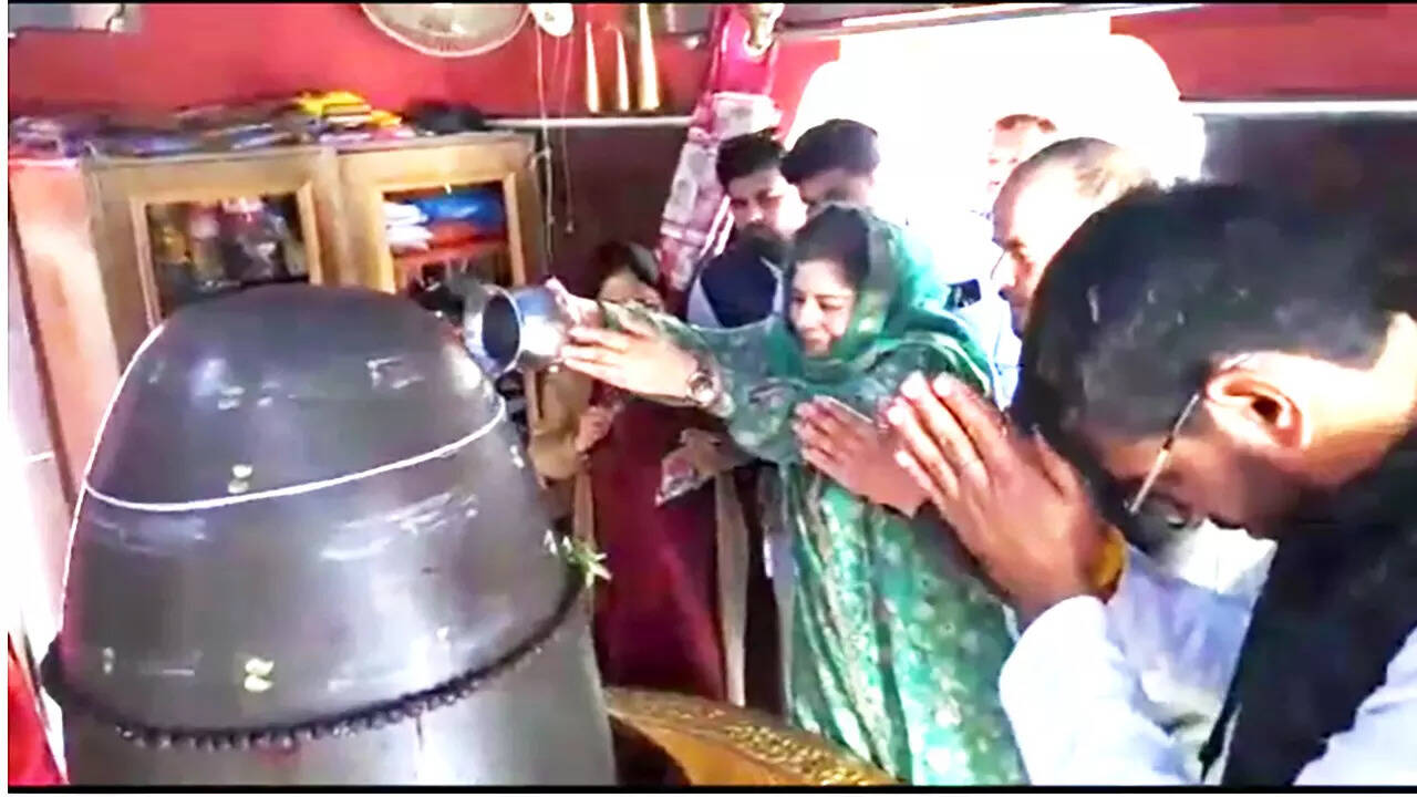 Mehbooba Mufti visited Temple She was seen offering jal to Holy ...